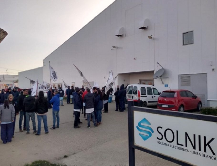 Insólito: Denuncian contratos de 8 días y comida en mal estado en la ...