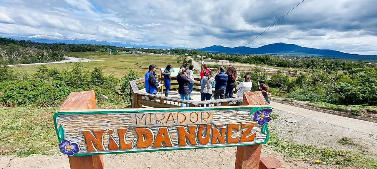 Emplazan una placa en homenaje a Nilda Nuñez – La 97 Radio Fueguina