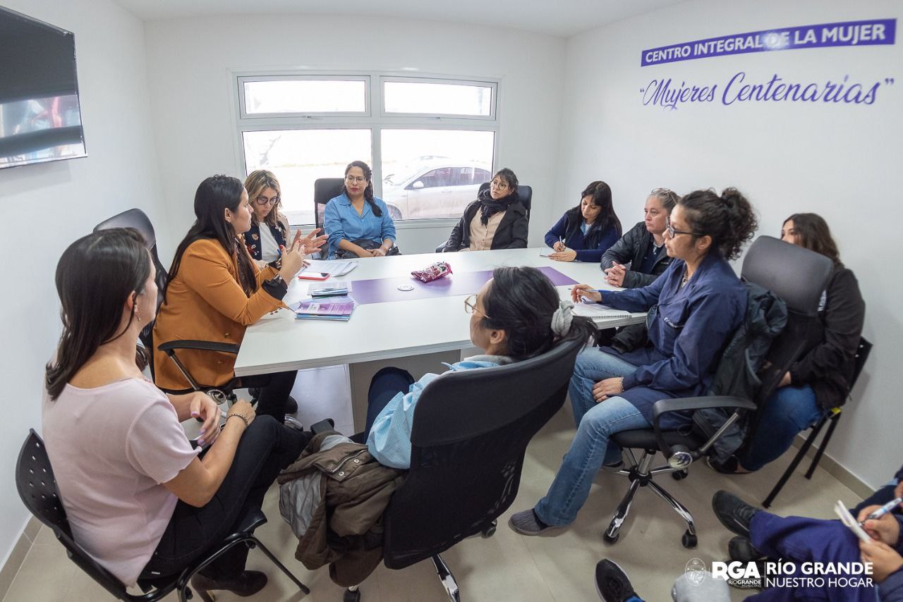 Articulan con sindicatos para formar espacios de género — La 97 Radio Fueguina