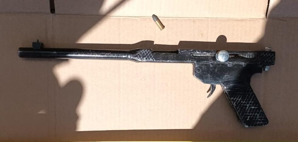 La Policía detuvo a dos hombres que exhibían un arma "tumbera" cargada ...