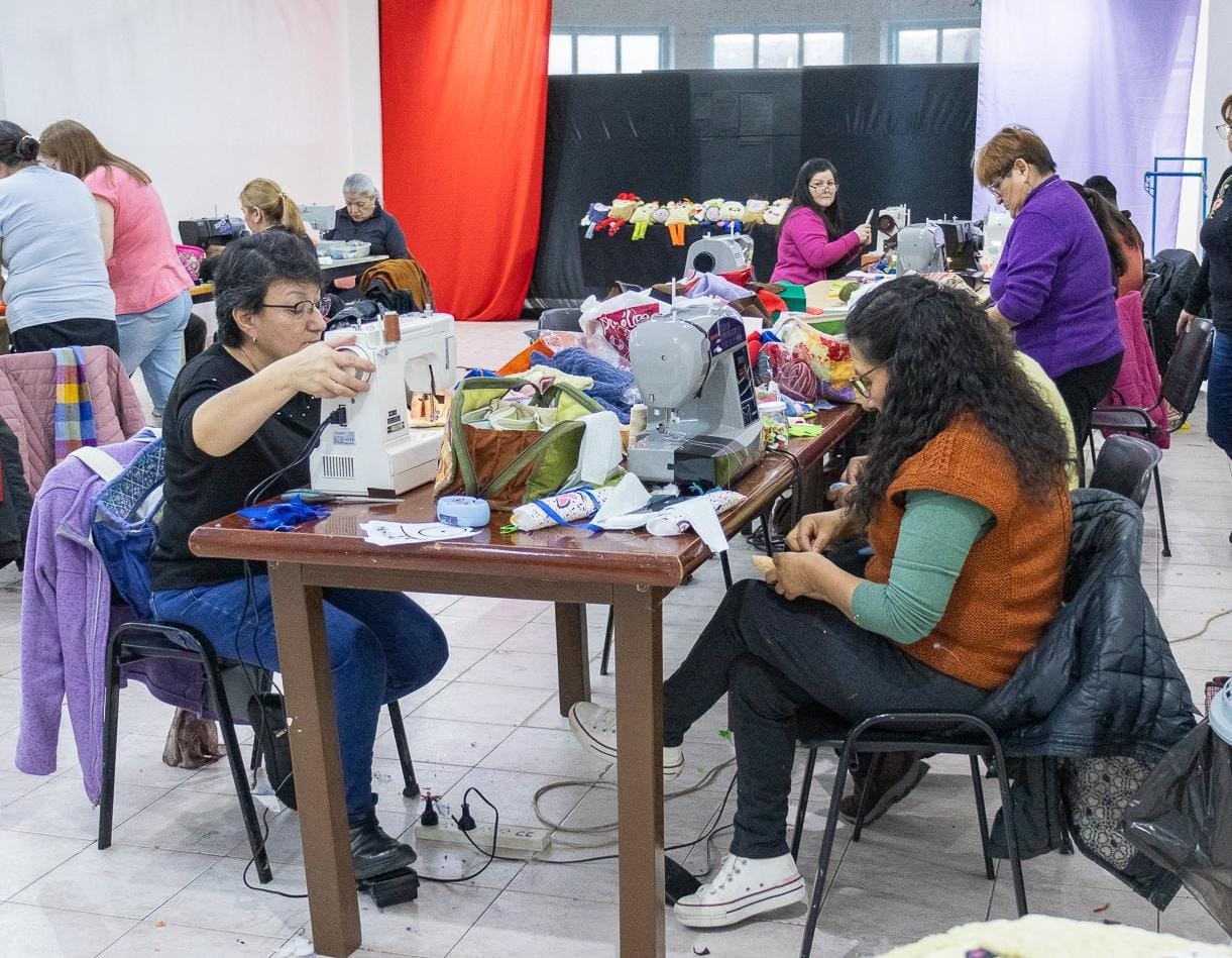 Confeccionan muñecos en una acción solidaria para las infancias – La 97 ...